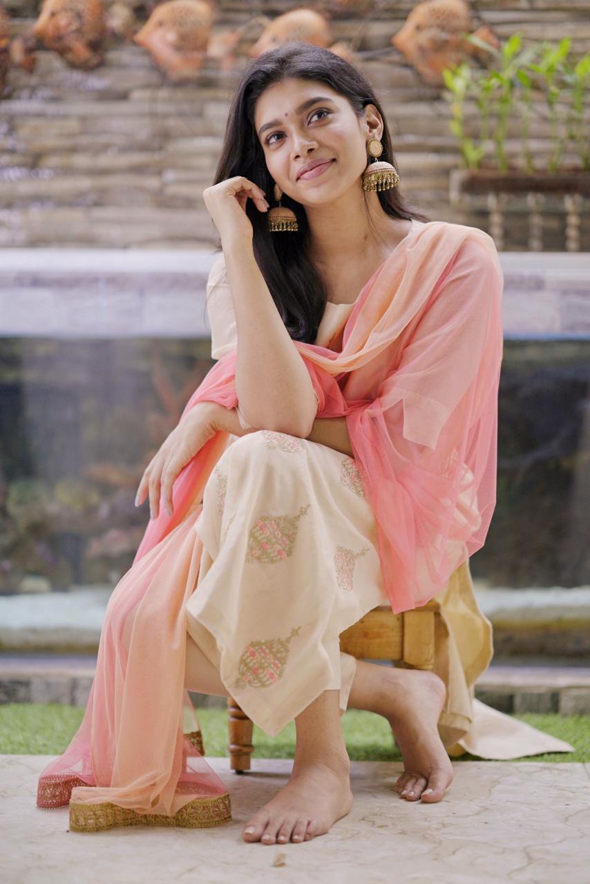Actress Dushara Vijayan Stills – Chennaionline