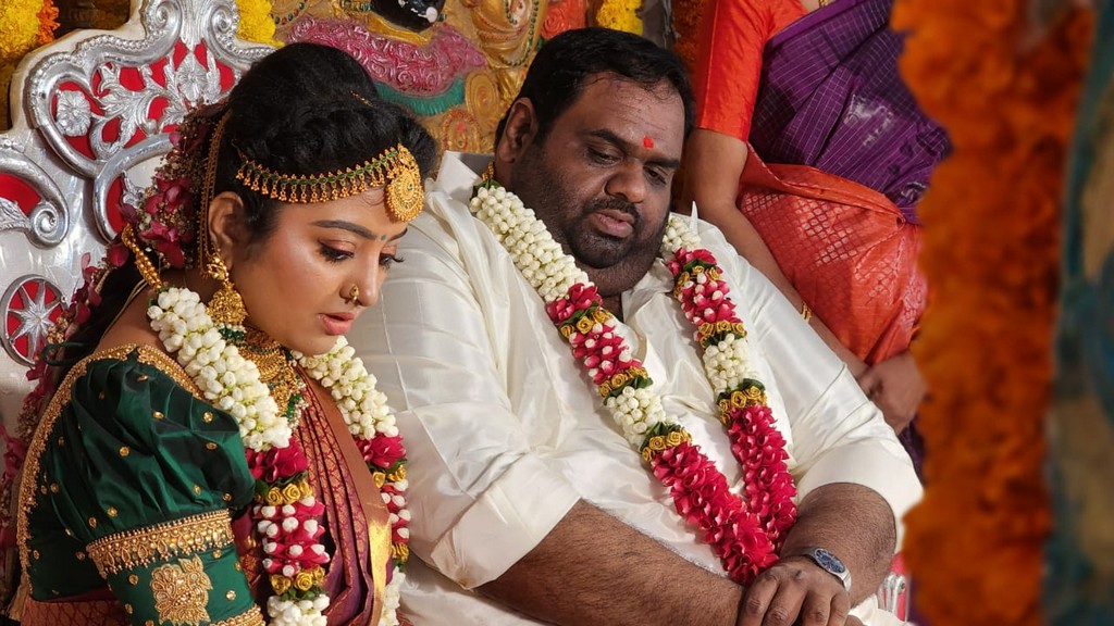 Producer Ravindar Chandrasekar and Actress Mahalakshmi Wedding Stills ...
