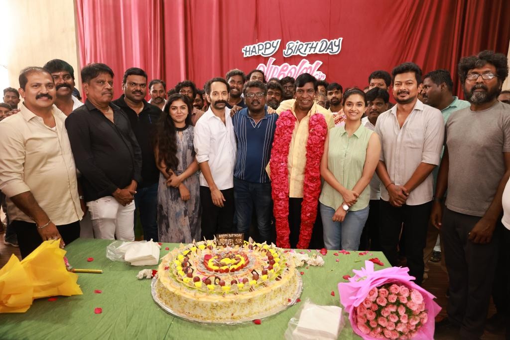 Vadivelu Birthday Celebration in Maamanithan Shooting Spot Stills ...