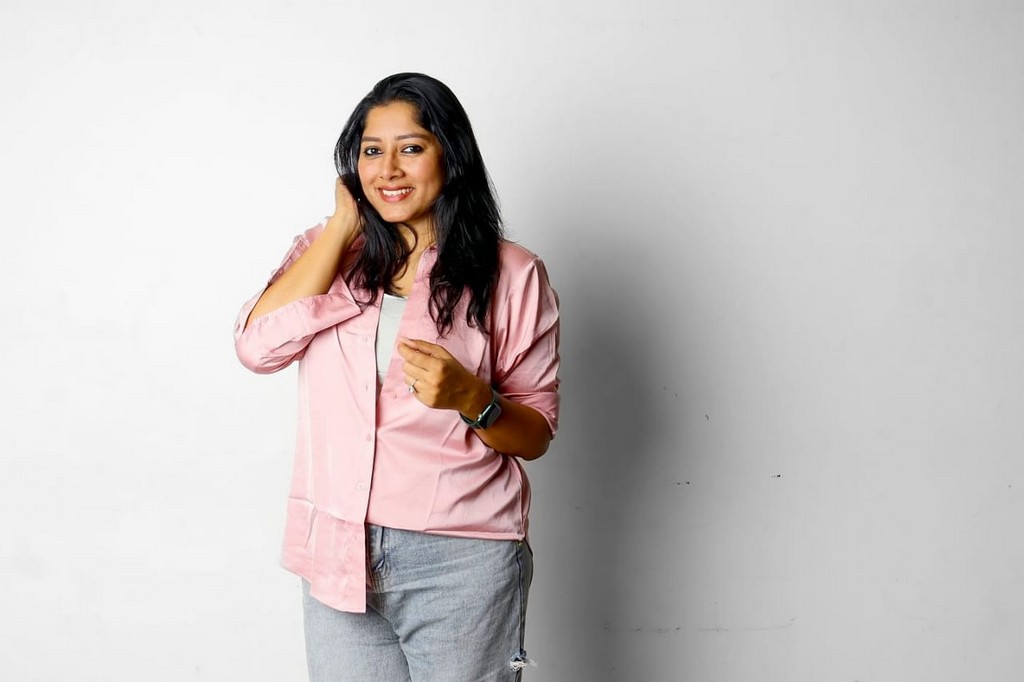 Actress Anumol Stills – Chennaionline