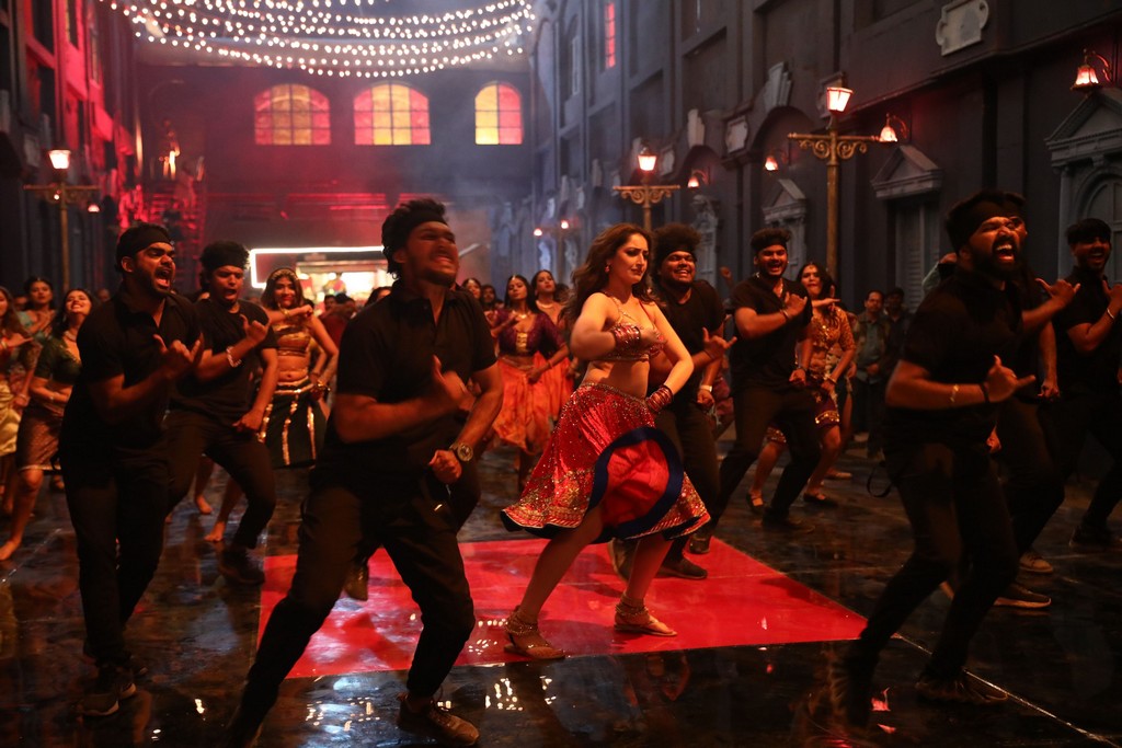 Sayyeshaa and Gautham Karthik in Pathu Thala Rawadi Song Stills ...