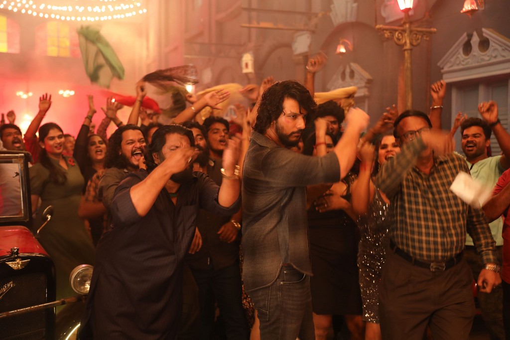 Sayyeshaa and Gautham Karthik in Pathu Thala Rawadi Song Stills ...