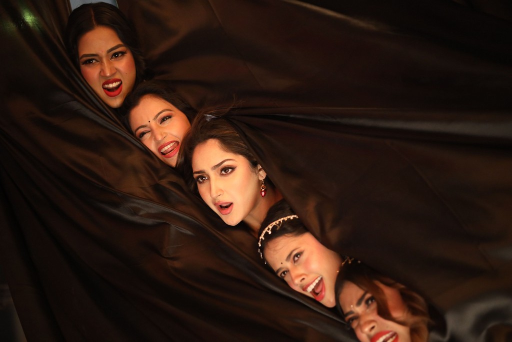 Sayyeshaa and Gautham Karthik in Pathu Thala Rawadi Song Stills ...