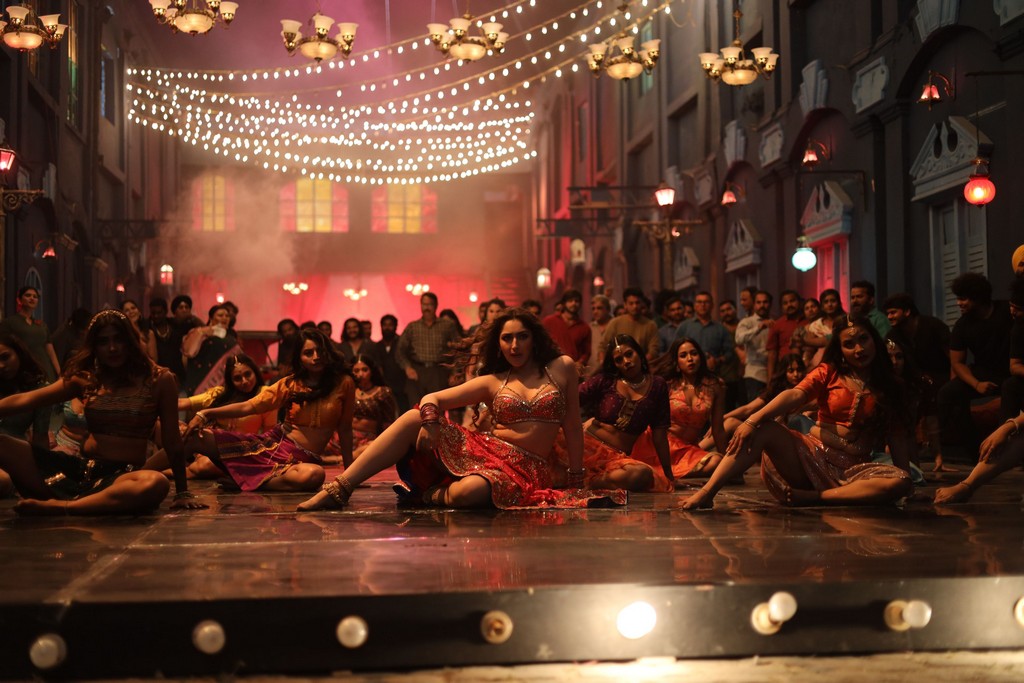 Sayyeshaa and Gautham Karthik in Pathu Thala Rawadi Song Stills ...