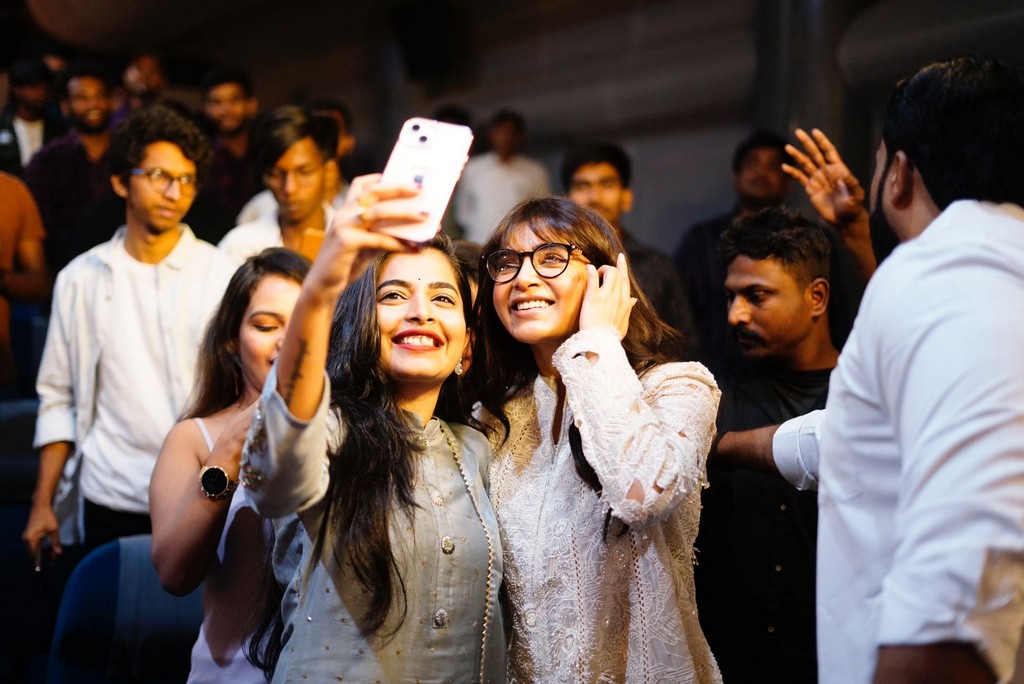 Shaakuntalam Team interaction with Influencers & Fans Stills ...