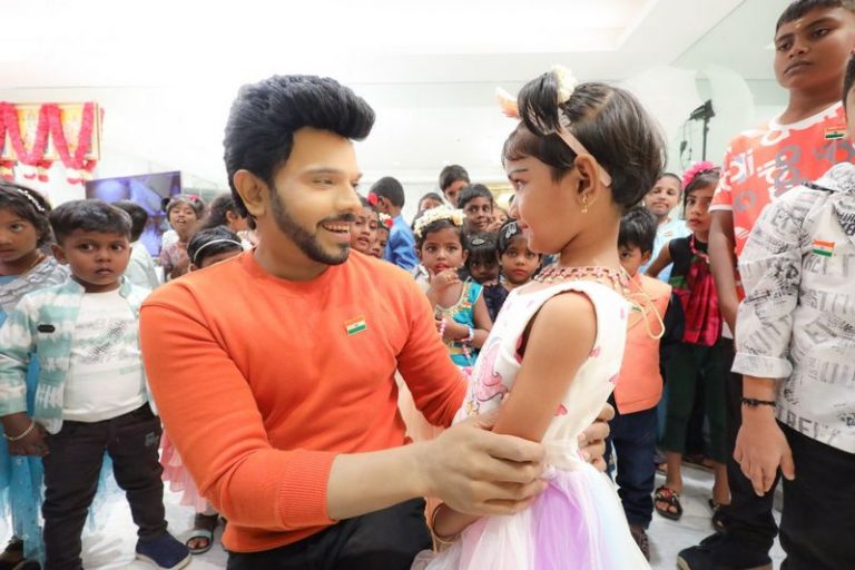 Legend Celebrates Independence Day with Kids Stills – Chennaionline